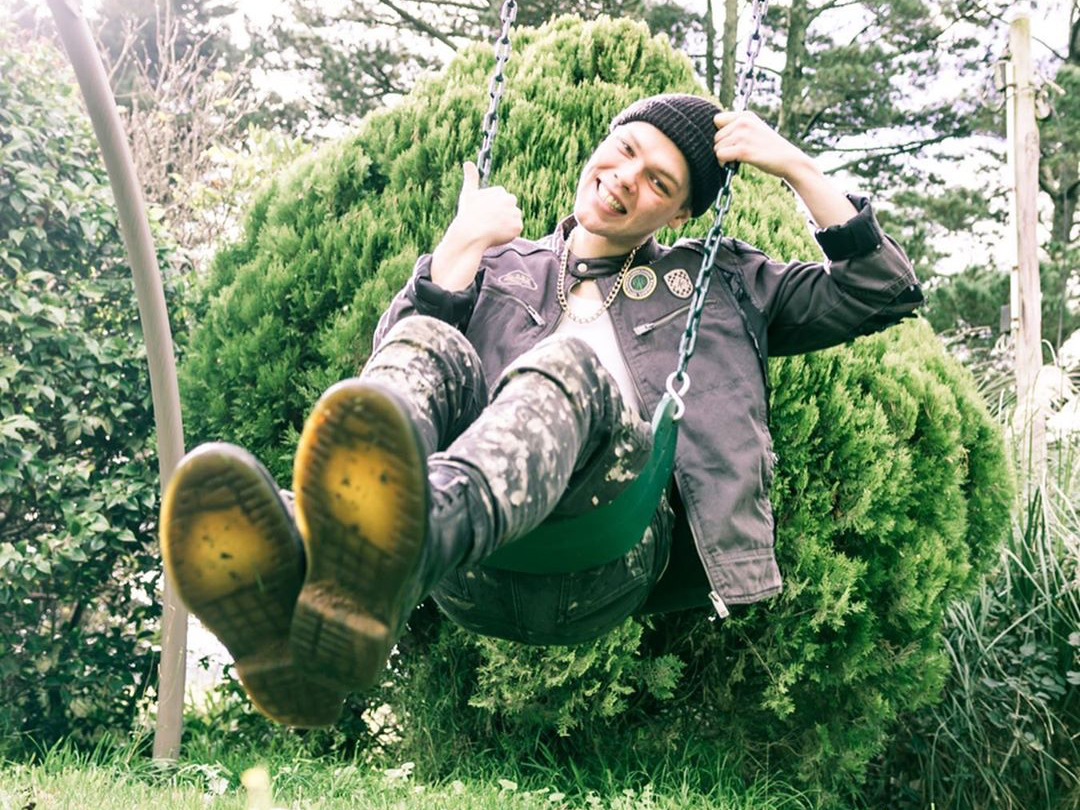 PREMIERE: Charlie Threads – Chin Chin – The Local Frequency